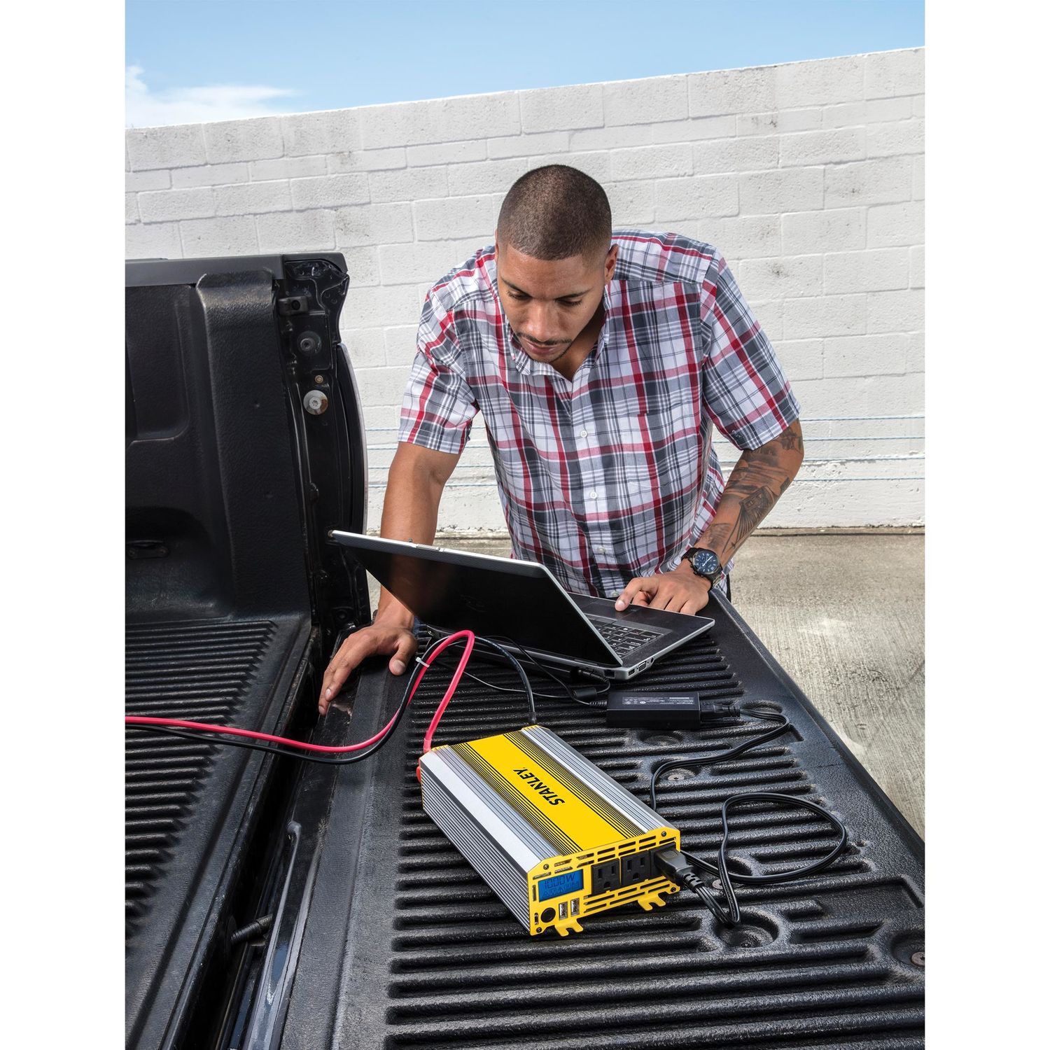 Stanley 1,000 Watts Digital Power Inverter