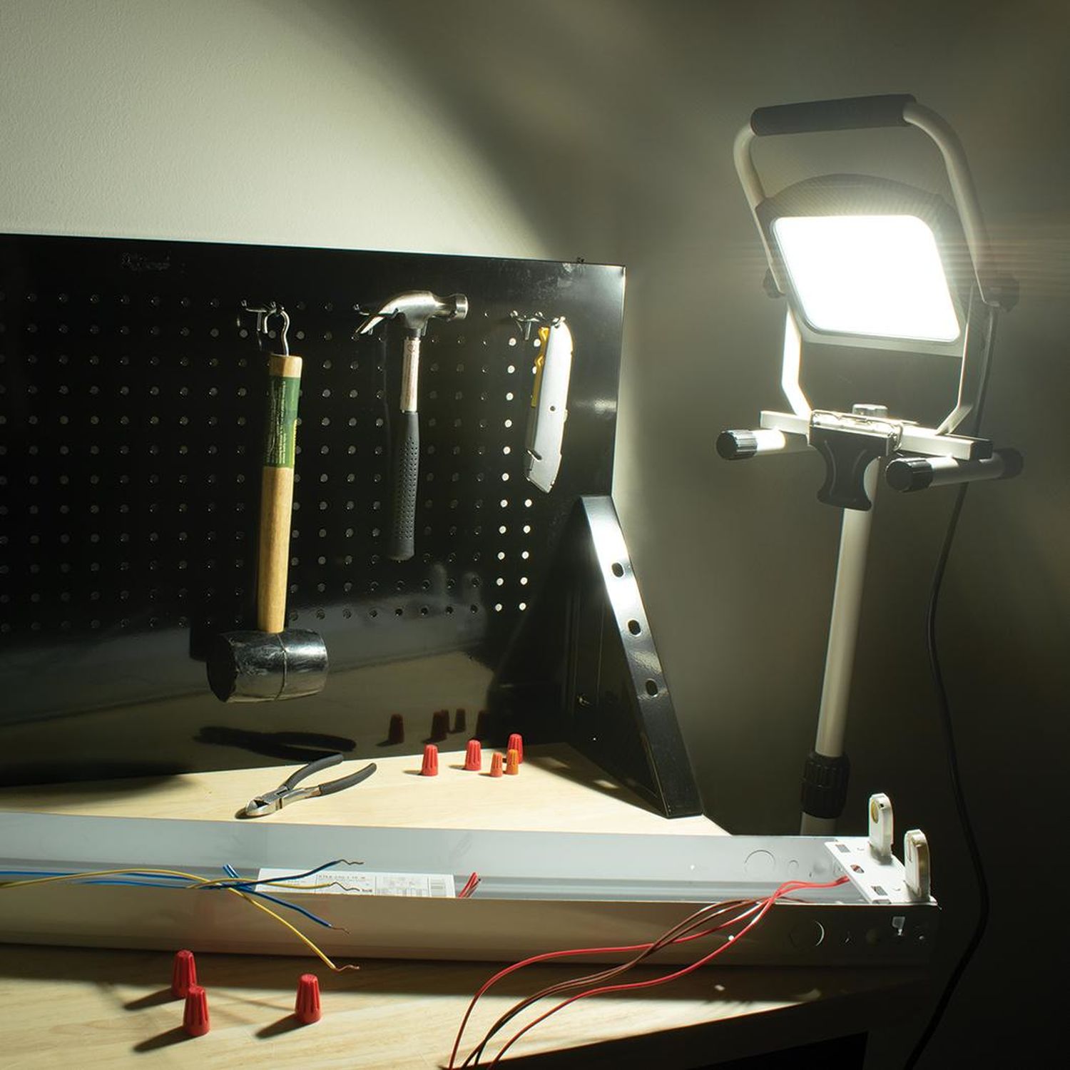 SureBilt 5,000 Lumens LED Portable Work Light with USB