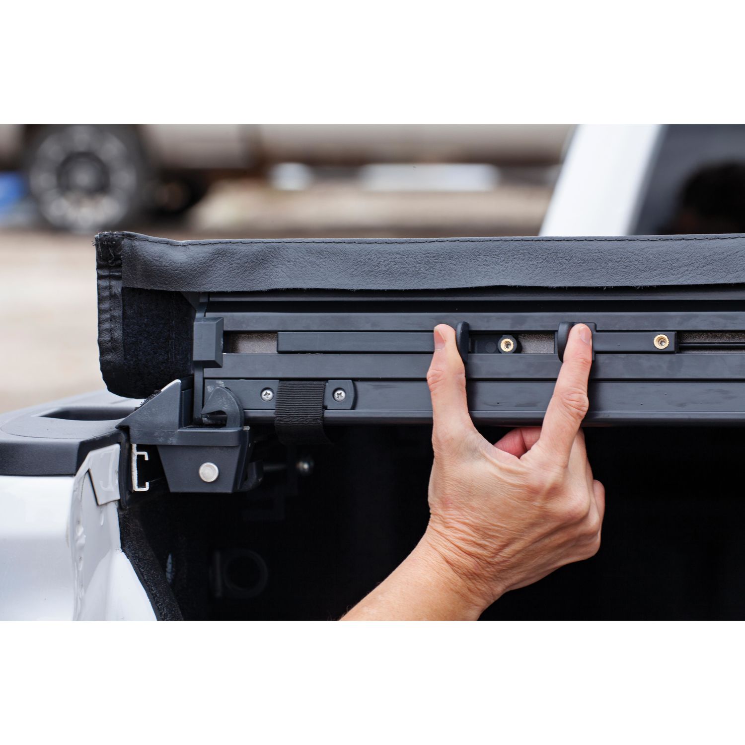 LEER Soft Roll Up Tonneau Cover 610303